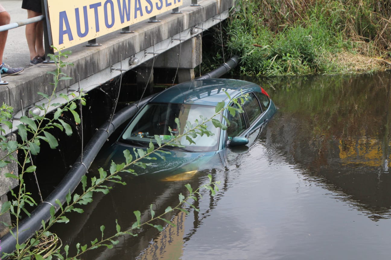 ZO!34 - Auto te water in Klazienaveen